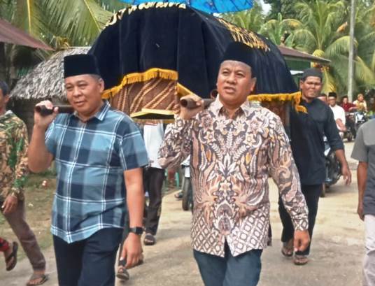 Kabar Riau (166), Plt Bupati Kuansing Riau Ini Pun Menggotong Keranda ...